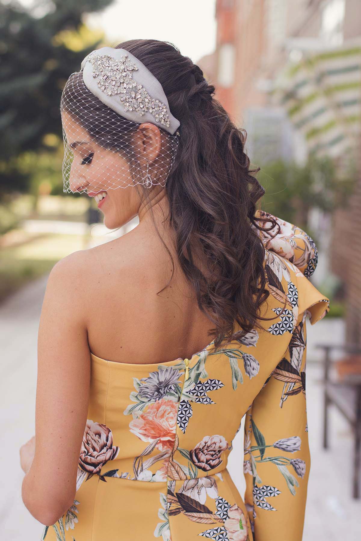 Look invitada de mañana: volantes asimétricos | Invitada Perfecta