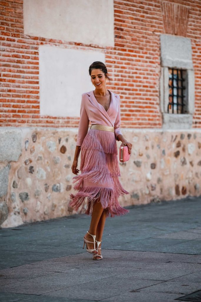 Look invitada: el vestido rosa de flecos | Invitada Perfecta