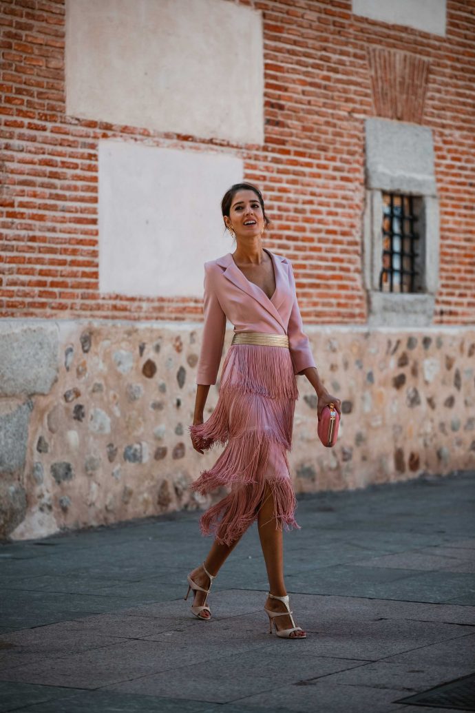 Look invitada: el vestido rosa de flecos | Invitada Perfecta