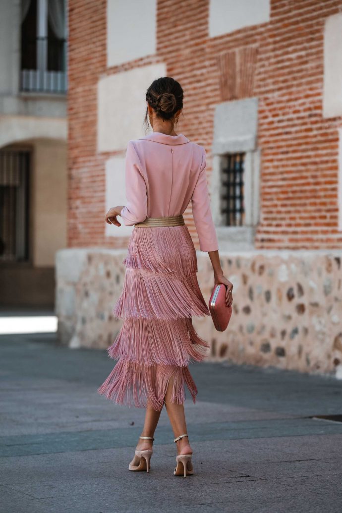 Look invitada: el vestido rosa de flecos | Invitada Perfecta