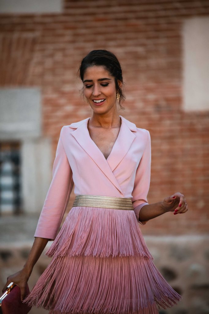 Look invitada: el vestido rosa de flecos | Invitada Perfecta