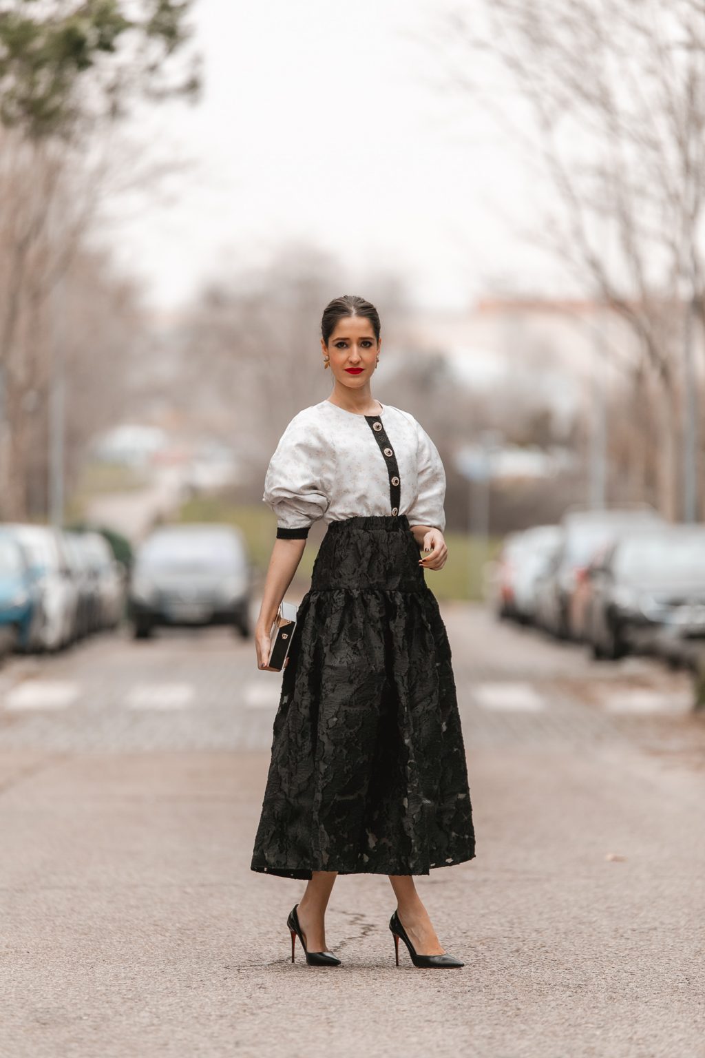 Look Invitada La Falda De Encaje Negra Y Blusa Con Espalda