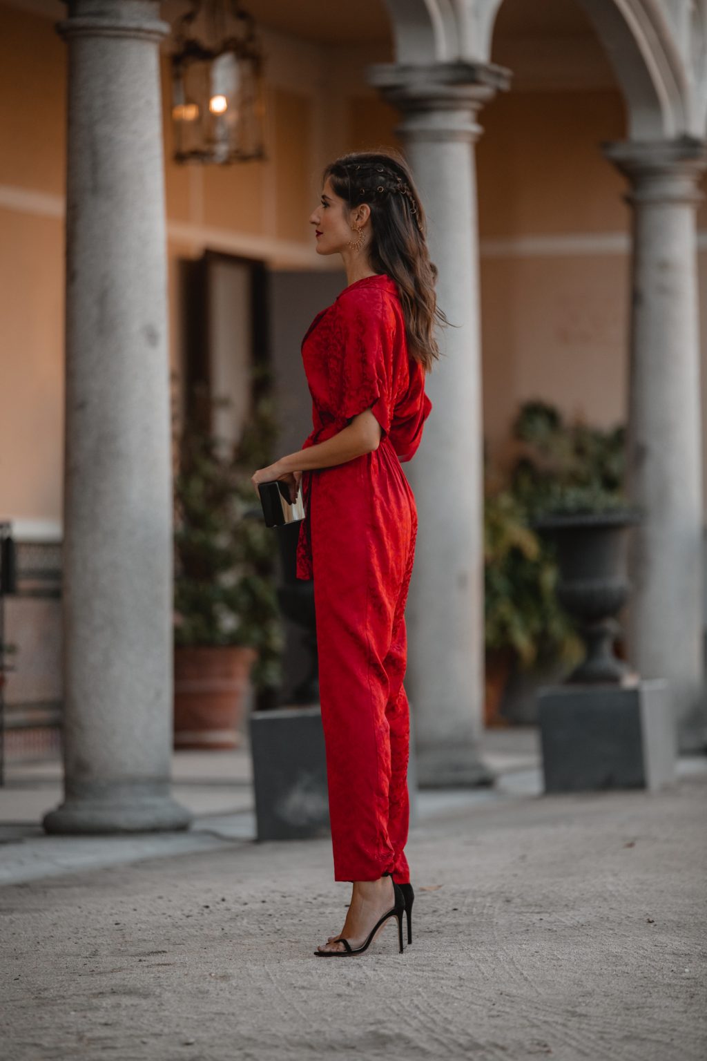 Look de invitada con mono rojo para bodas y nochevieja
