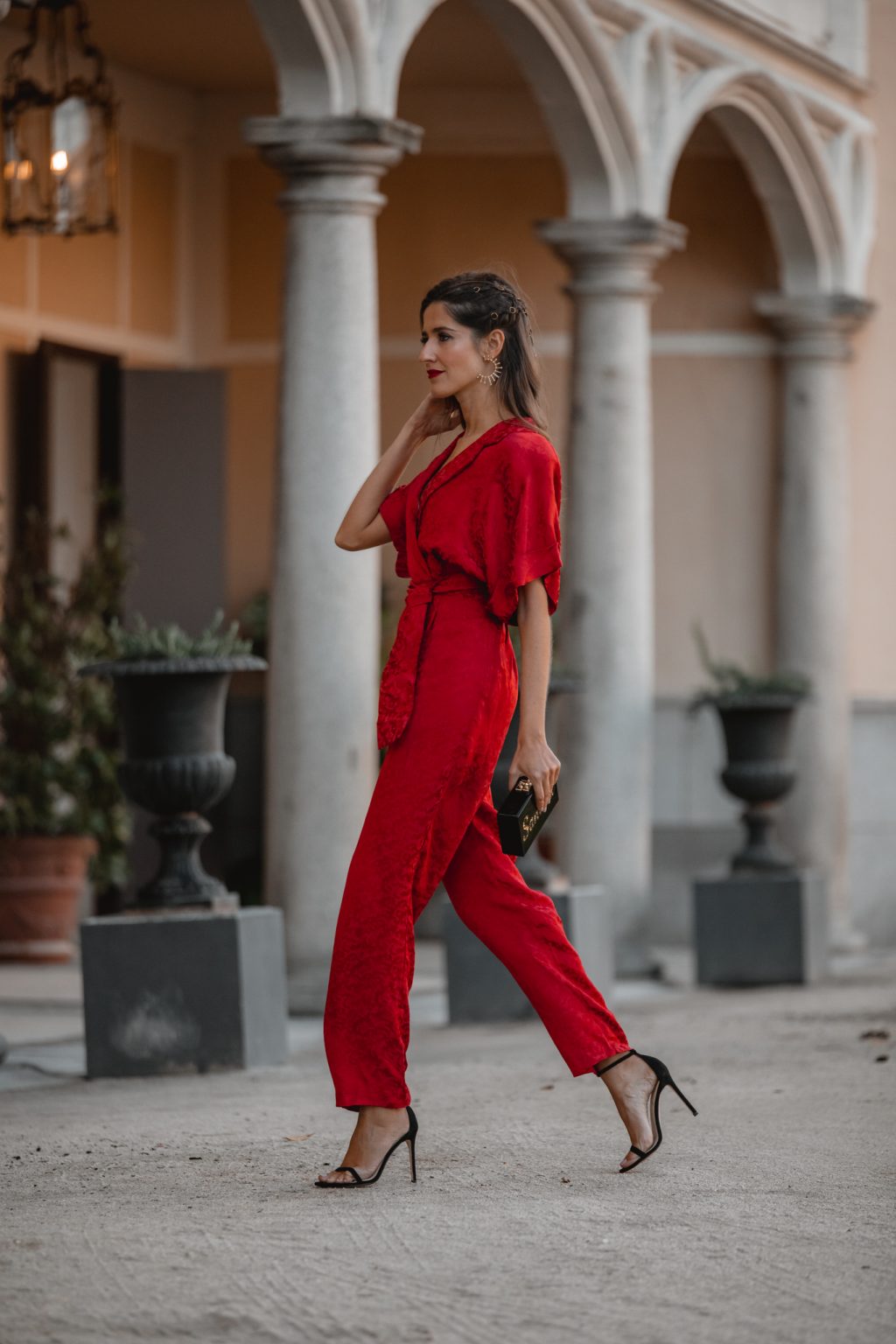 Look de invitada con mono rojo para bodas y nochevieja
