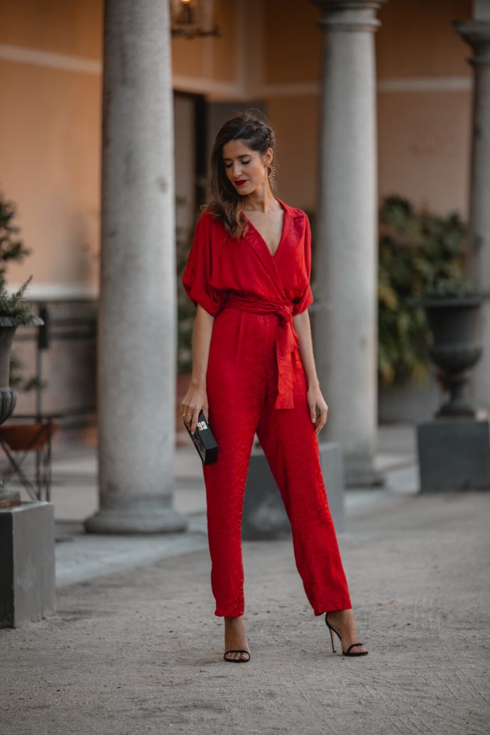 Look de invitada con mono rojo para bodas y nochevieja