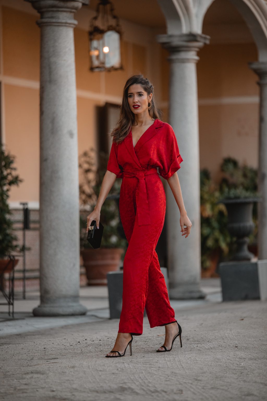 Look de invitada con mono rojo para bodas y nochevieja