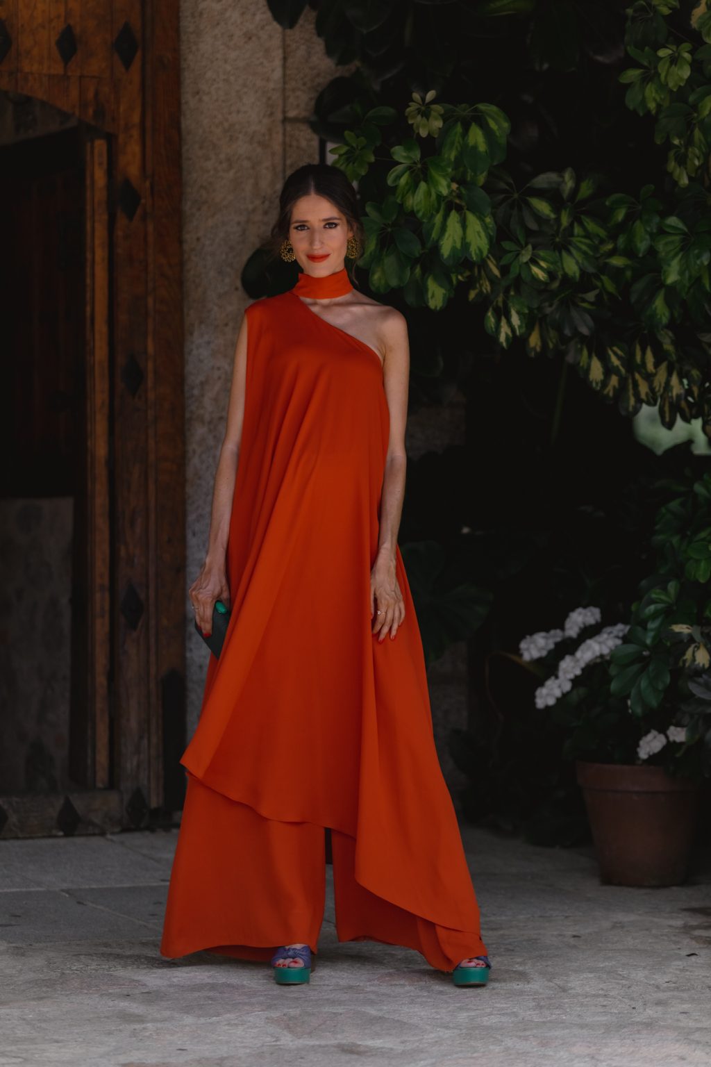 Invitada Perfecta embarazada con mono naranja con sobre capa
