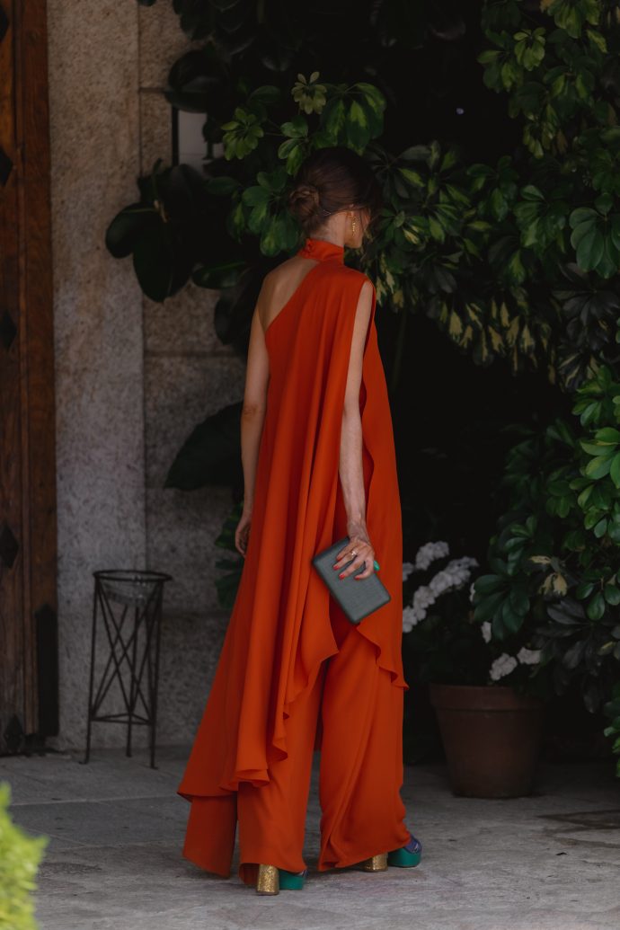 Invitada Perfecta embarazada con mono naranja con sobre capa