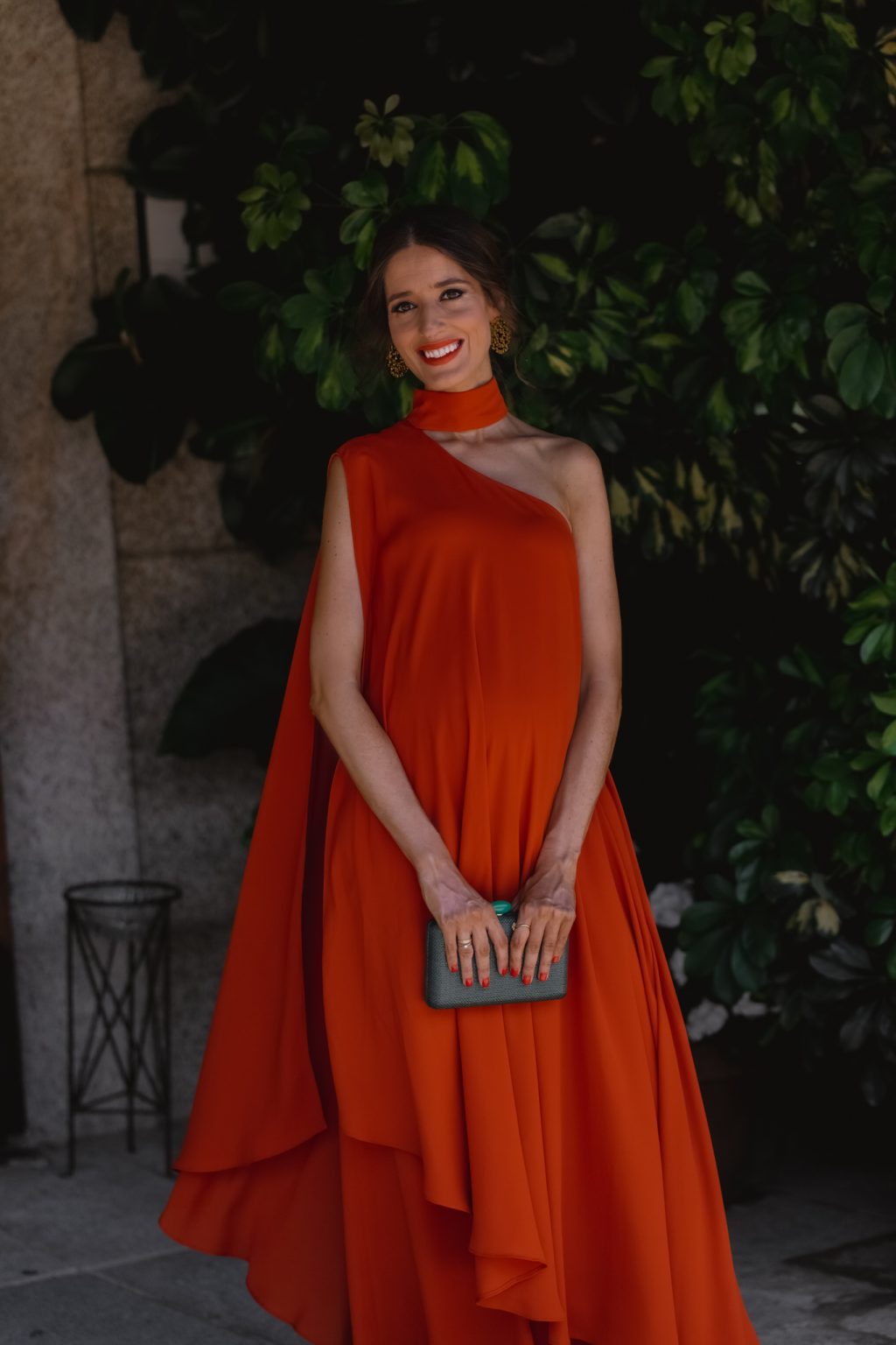 Invitada Perfecta embarazada con mono naranja con sobre capa