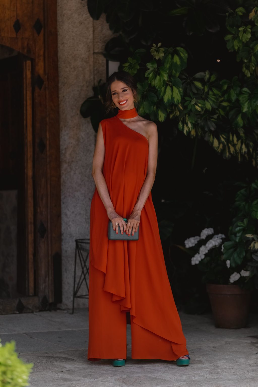 Invitada Perfecta embarazada con mono naranja con sobre capa