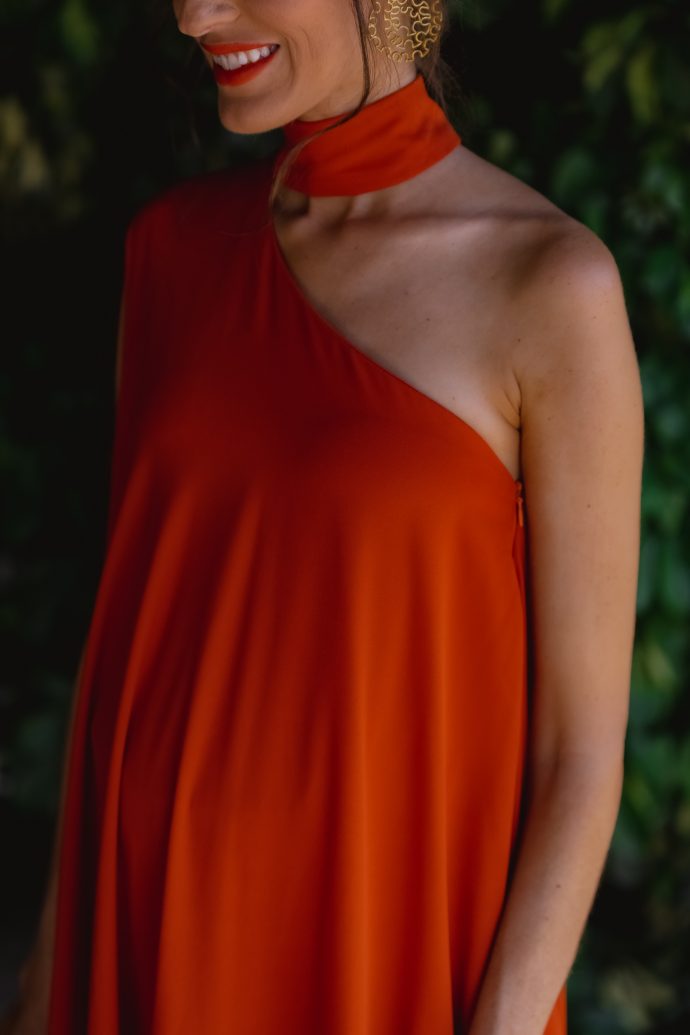 Invitada Perfecta embarazada con mono naranja con sobre capa