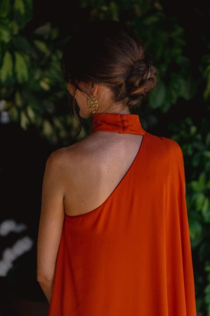 Invitada Perfecta embarazada con mono naranja con sobre capa