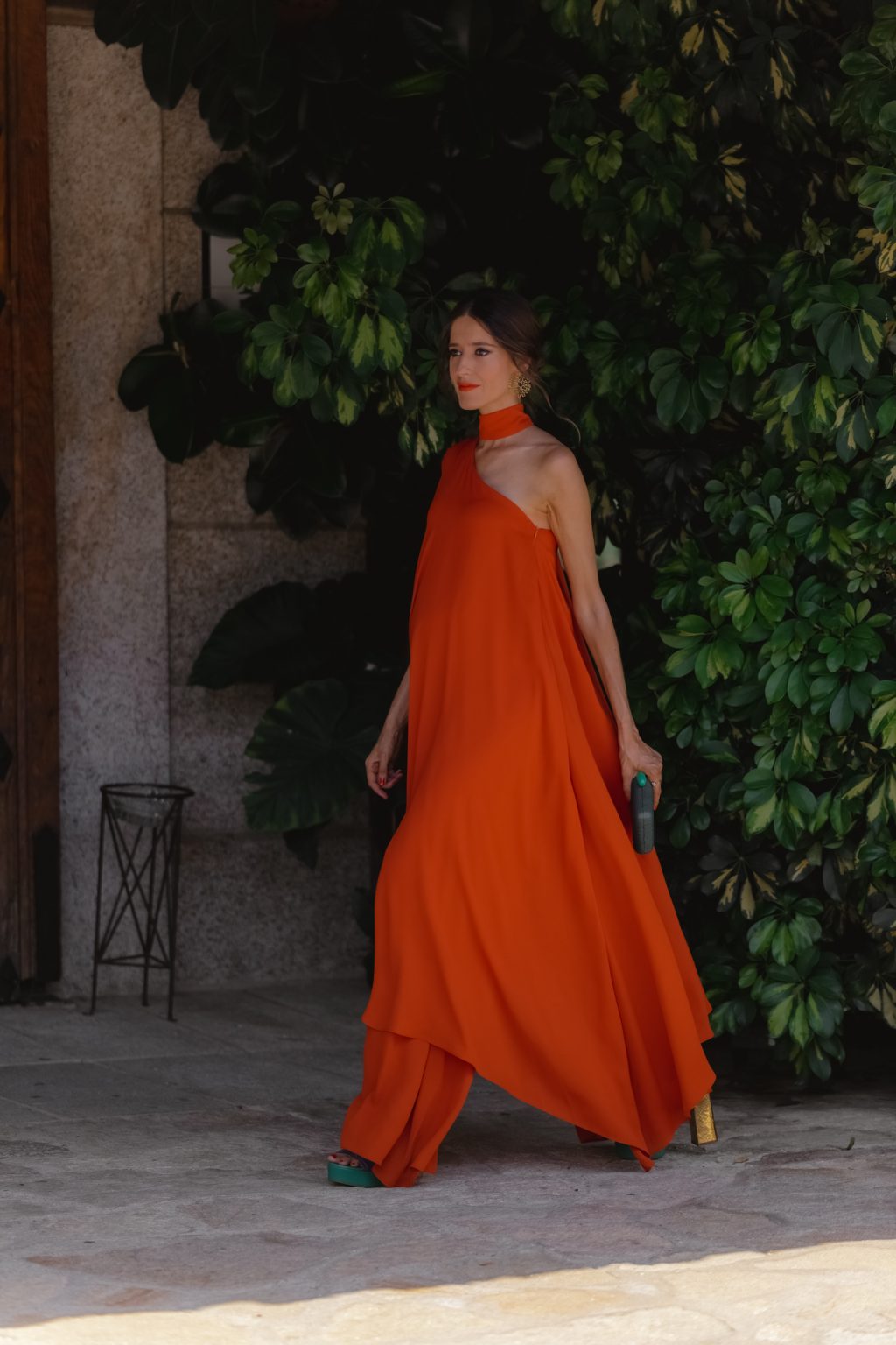 Invitada Perfecta embarazada con mono naranja con sobre capa