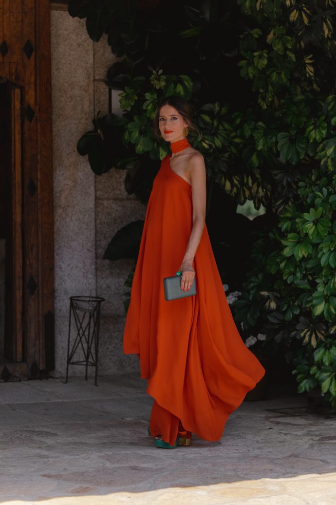 Invitada Perfecta embarazada con mono naranja con sobre capa