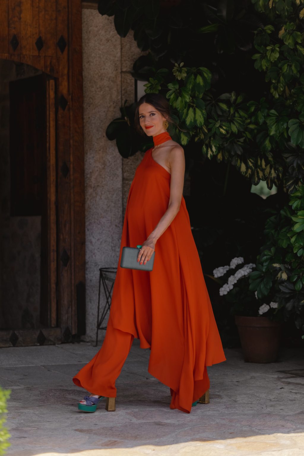 Invitada Perfecta embarazada con mono naranja con sobre capa