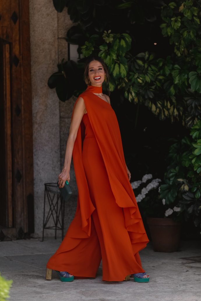Invitada Perfecta embarazada con mono naranja con sobre capa