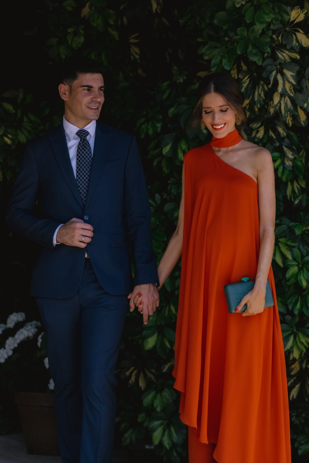 Invitada Perfecta embarazada con mono naranja con sobre capa