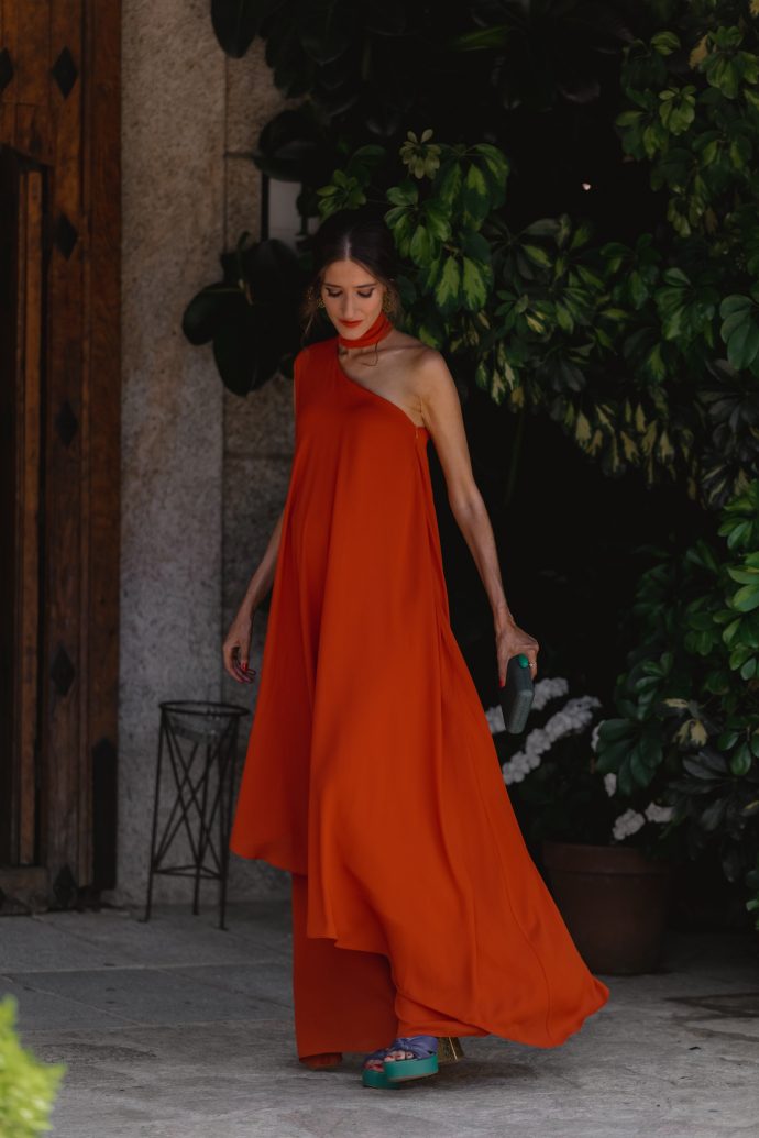 Invitada Perfecta embarazada con mono naranja con sobre capa