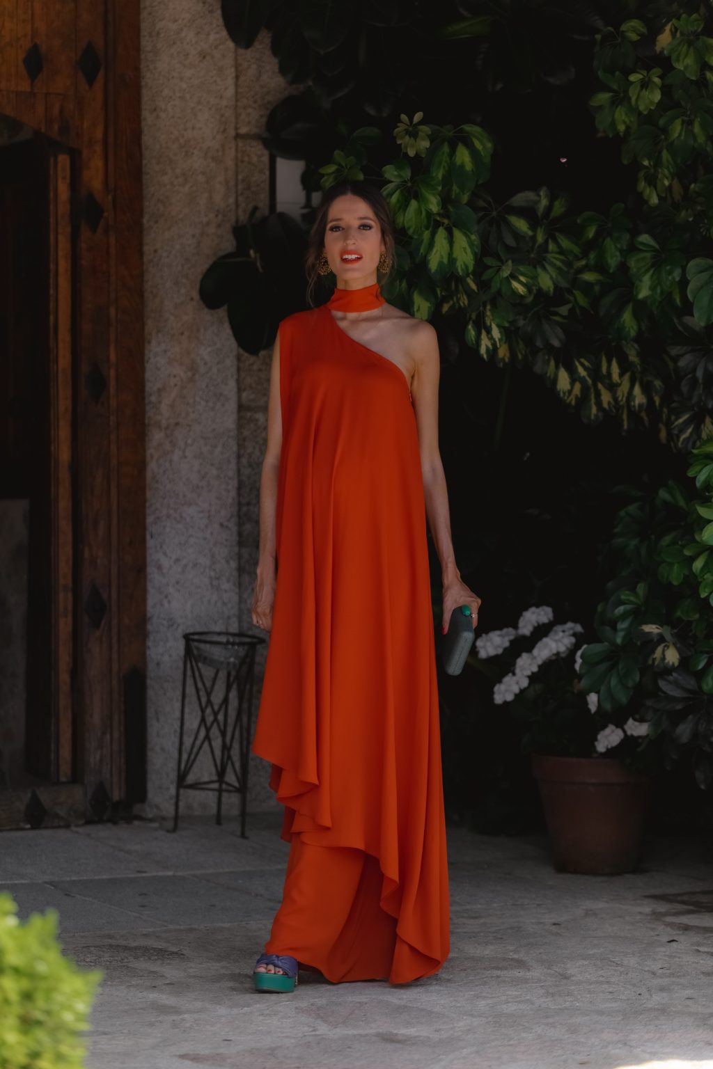 Invitada Perfecta embarazada con mono naranja con sobre capa