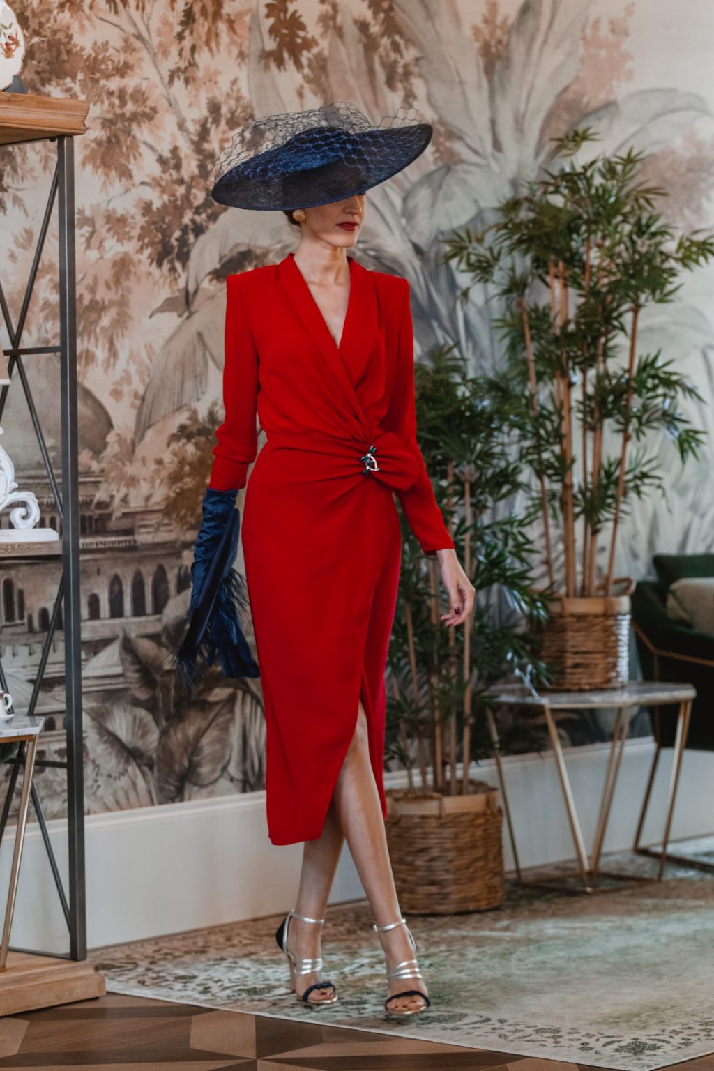 Invitada de boda en otoño e invierno con vestido rojo y pamela