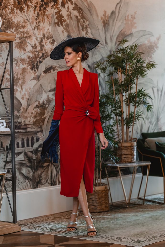 Invitada de boda en otoño e invierno con vestido rojo y pamela