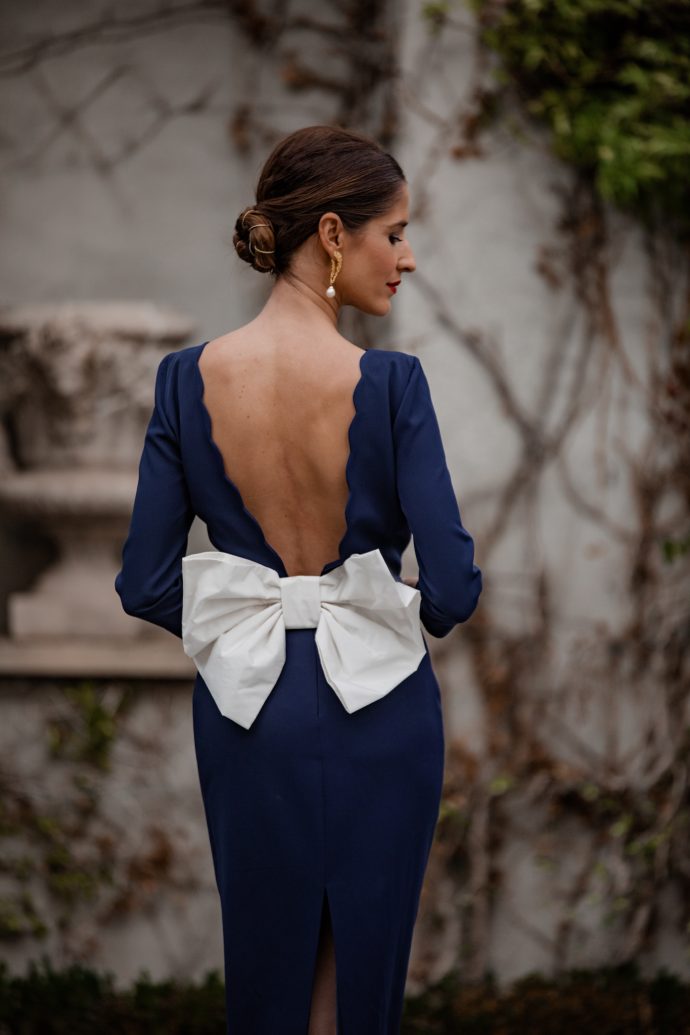 Look de invitada con vestido marino de espalda con lazo