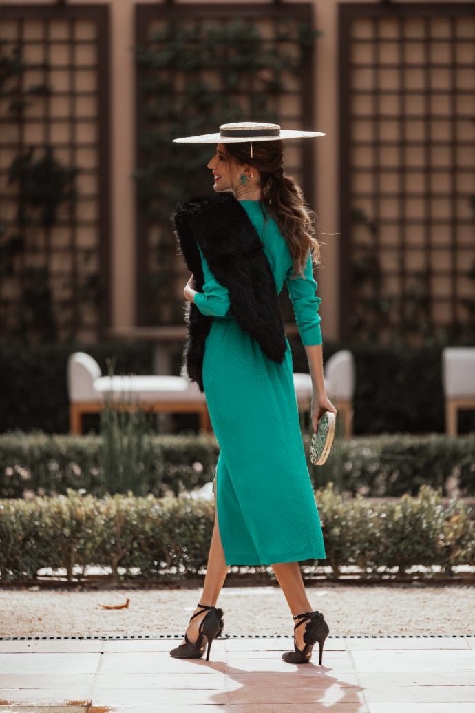 Invitada de invierno con vestido verde turquesa y pamela