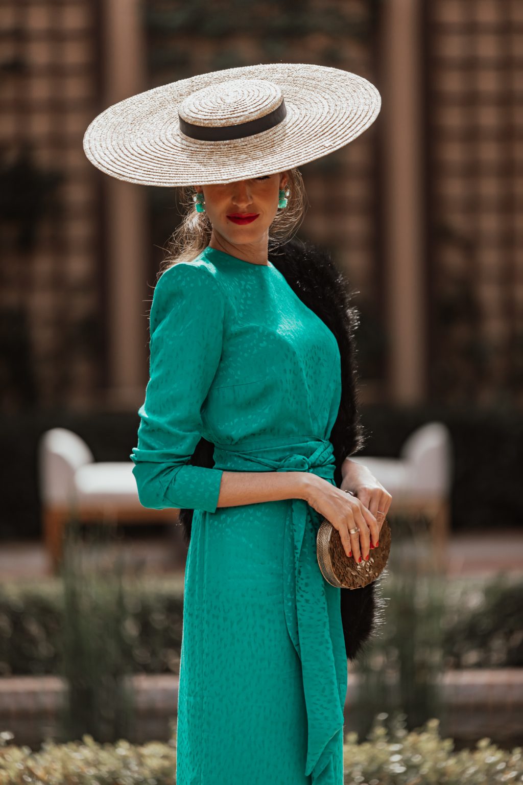 Invitada de invierno con vestido verde turquesa y pamela