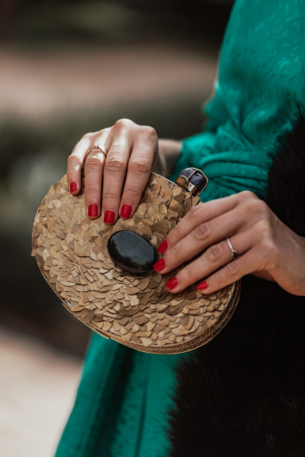 Invitada de invierno con vestido verde turquesa y pamela