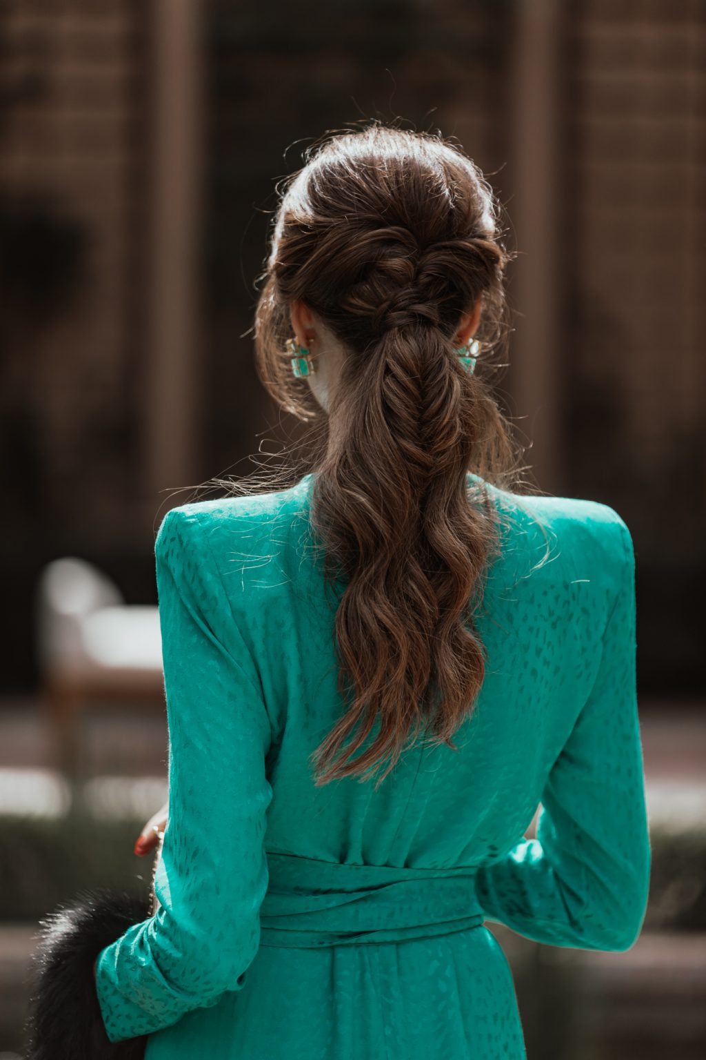 Invitada de invierno con vestido verde turquesa y pamela