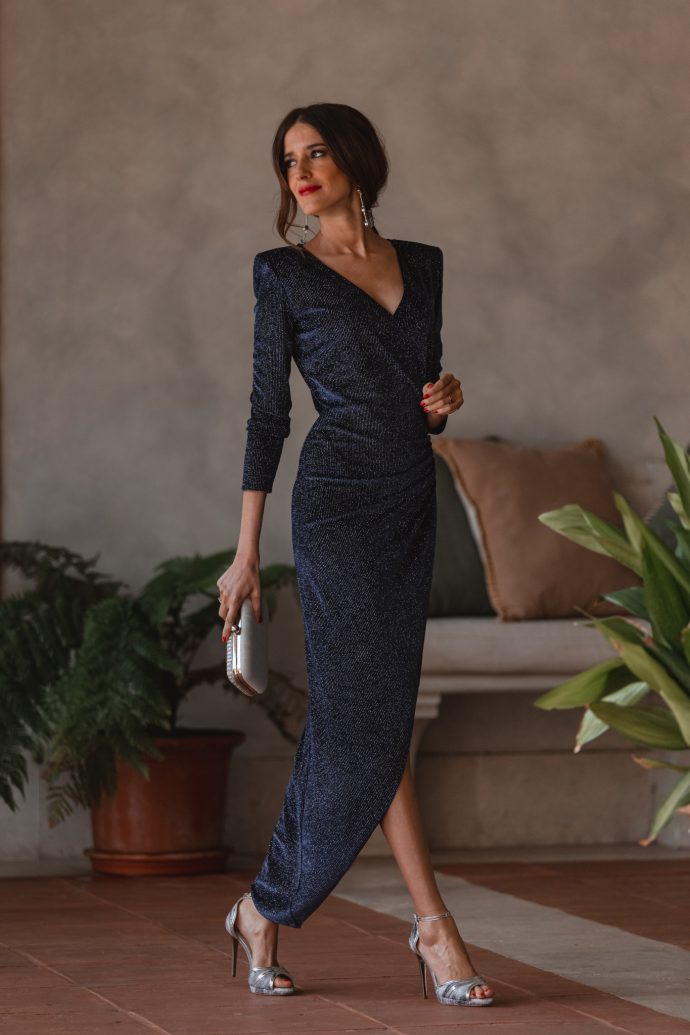 Vestido cruzado azul marino y brillo para invitadas de noche