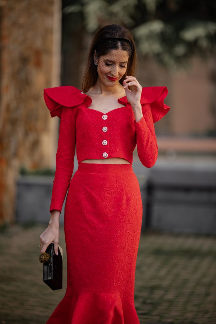 Conjunto rojo de falda y top de volantes para invitadas 2023