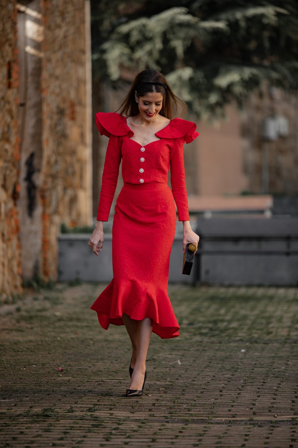 Conjunto rojo de falda y top de volantes para invitadas 2023
