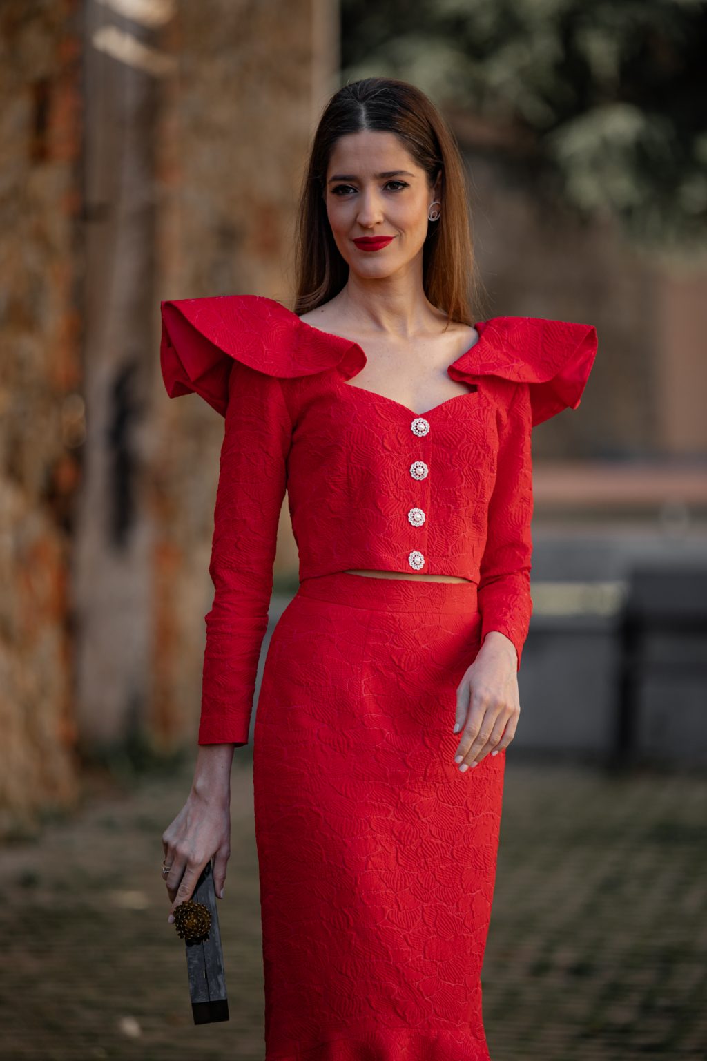 Conjunto rojo de falda y top de volantes para invitadas 2023