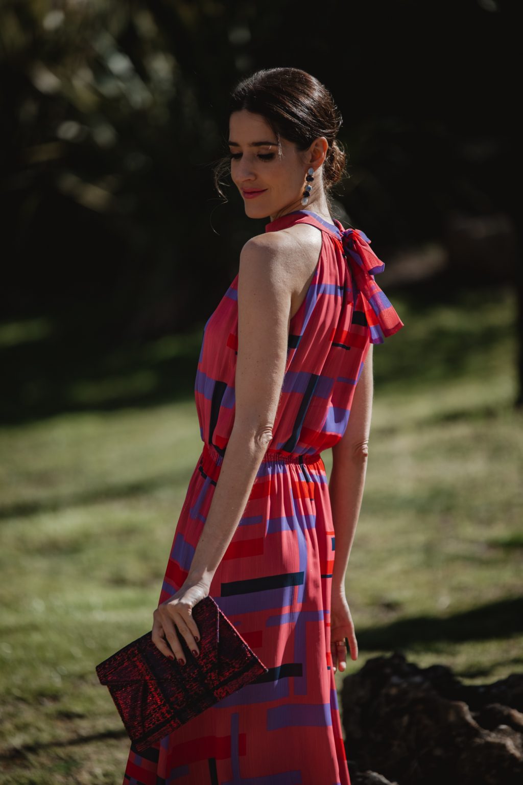 Look de invitada con vestido con vuelo y cuello halter