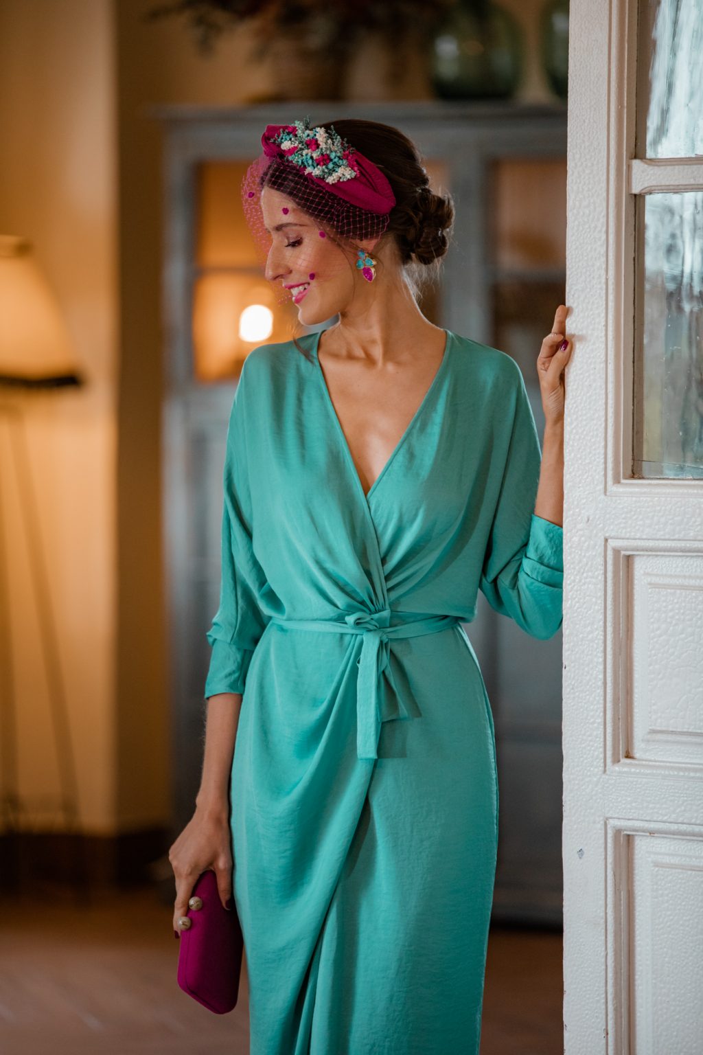 Vestido turquesa midi cruzado con cinturón para invitadas