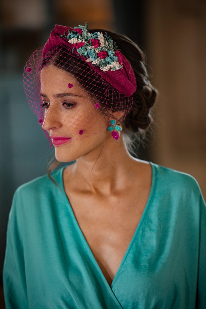 Vestido turquesa midi cruzado con cinturón para invitadas