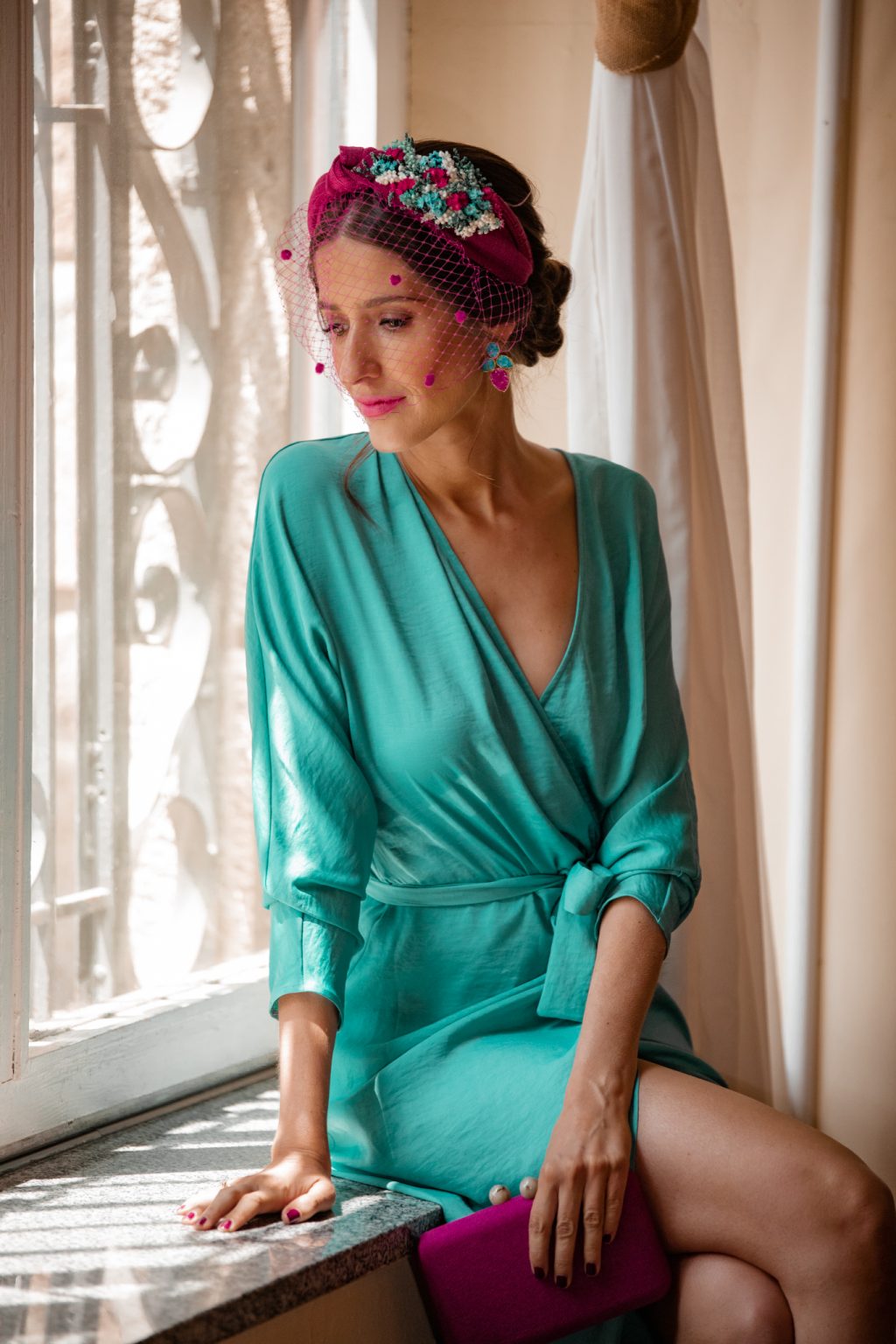 Vestido turquesa midi cruzado con cinturón para invitadas