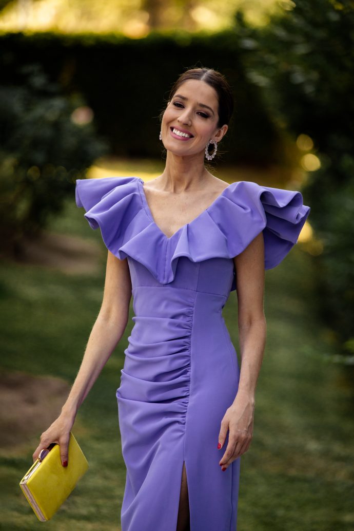 Vestido midi morado para invitada de boda con pamela limón