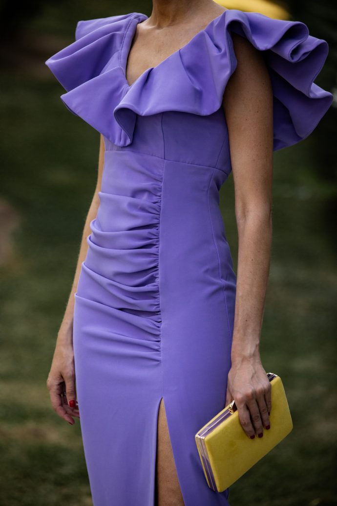 Vestido midi morado para invitada de boda con pamela limón