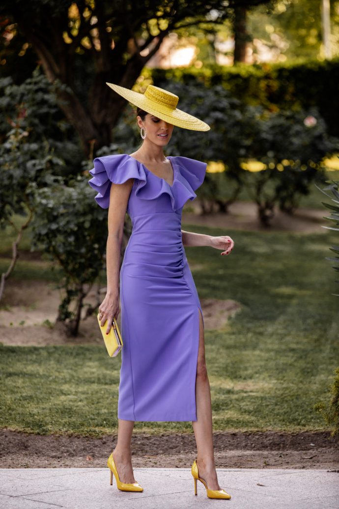 Vestido midi morado para invitada de boda con pamela limón
