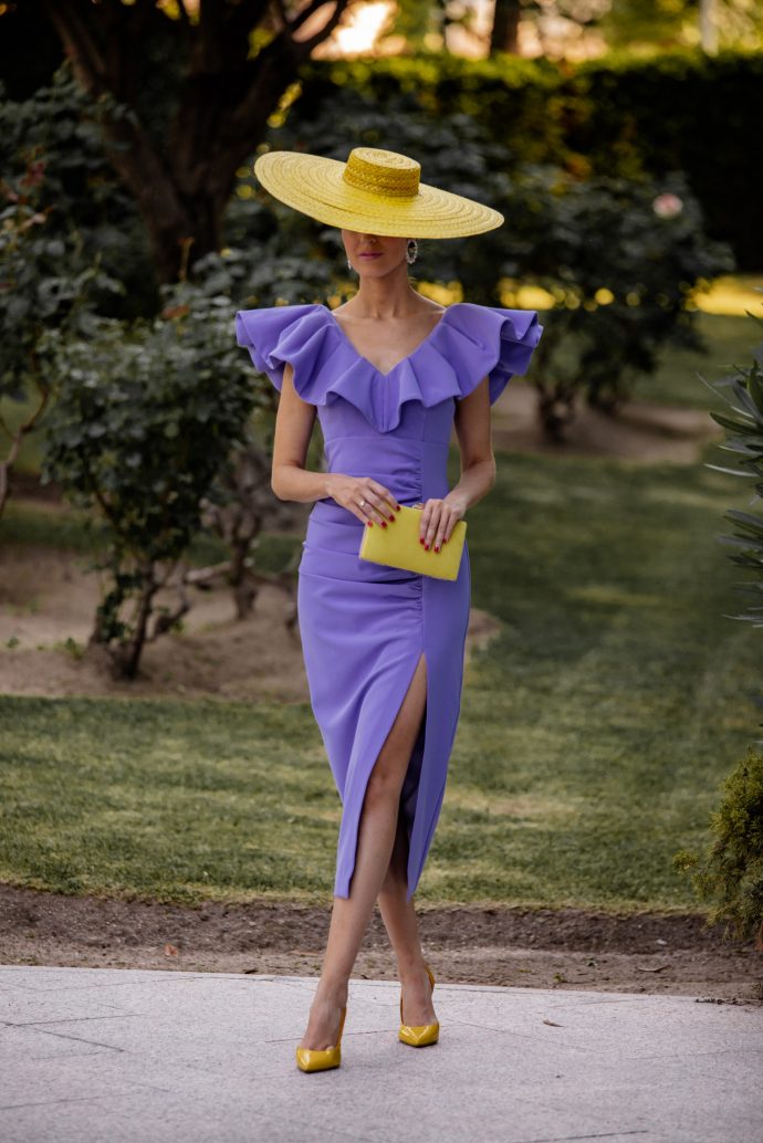 Vestido midi morado para invitada de boda con pamela limón