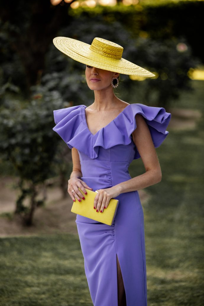Vestido midi morado para invitada de boda con pamela limón