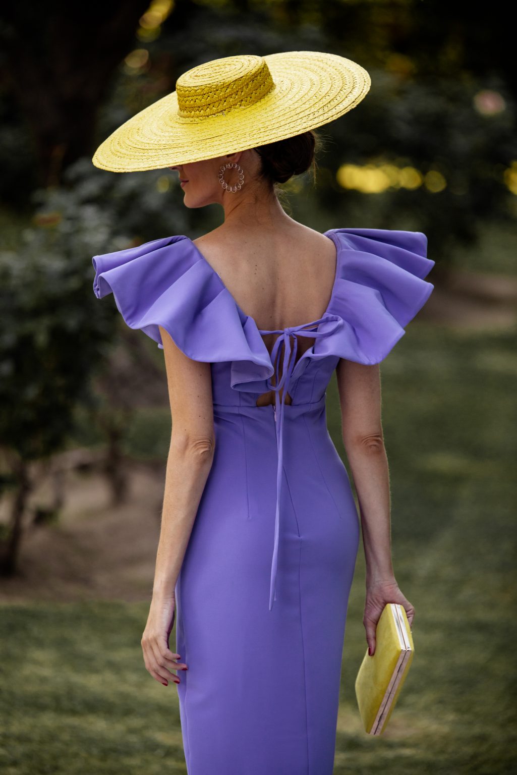 Vestido midi morado para invitada de boda con pamela limón