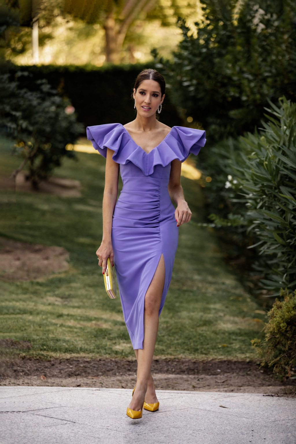 Vestido midi morado para invitada de boda con pamela limón