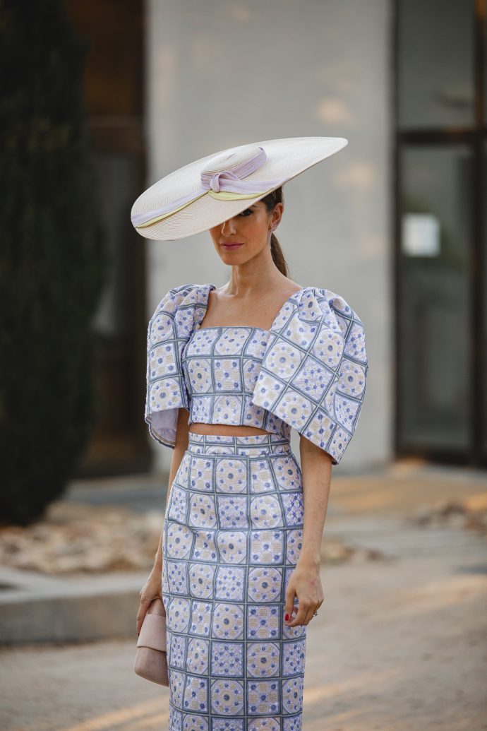 Conjunto de falda y crop top con pamela para invitadas 2024