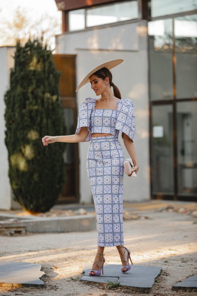 Conjunto de falda y crop top con pamela para invitadas 2024