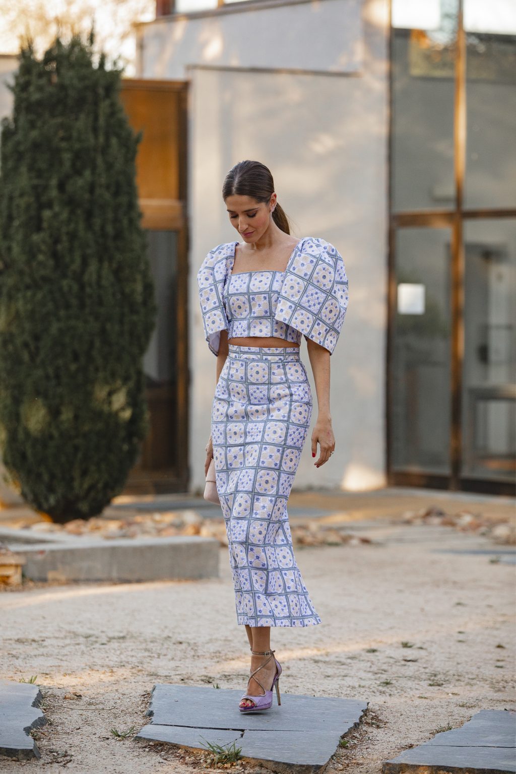 Conjunto de falda y crop top con pamela para invitadas 2024