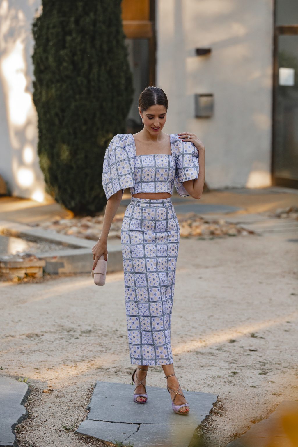 Conjunto de falda y crop top con pamela para invitadas 2024