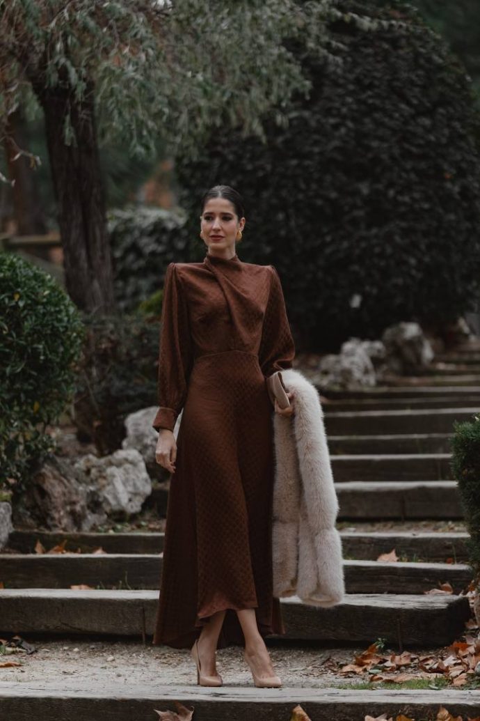 Look de mañana: vestido marrón con vuelo y tocado especial | Invitada ...